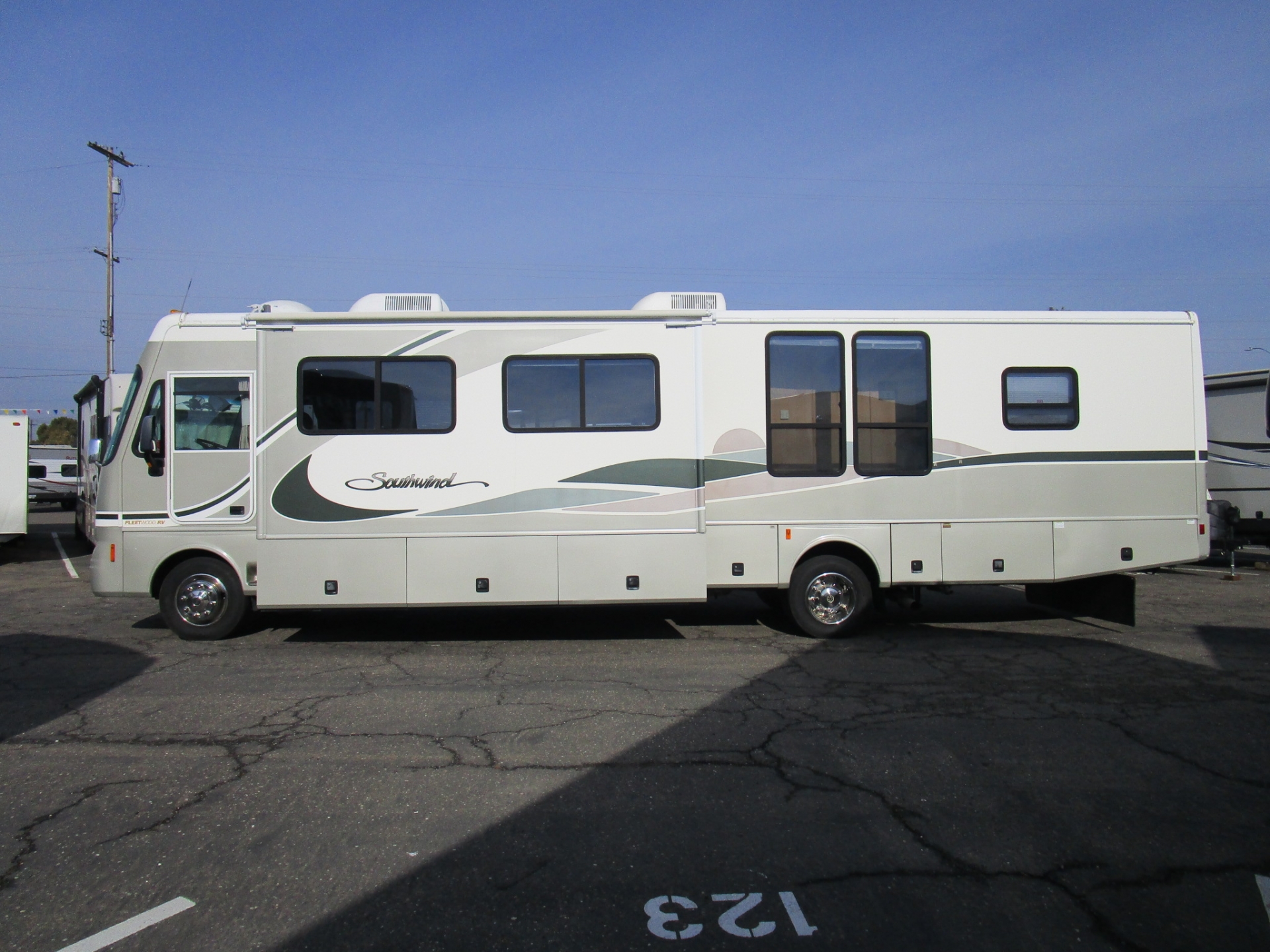 rv-for-sale-2004-fleetwood-southwind-workhorse-class-a-motorhome-37
