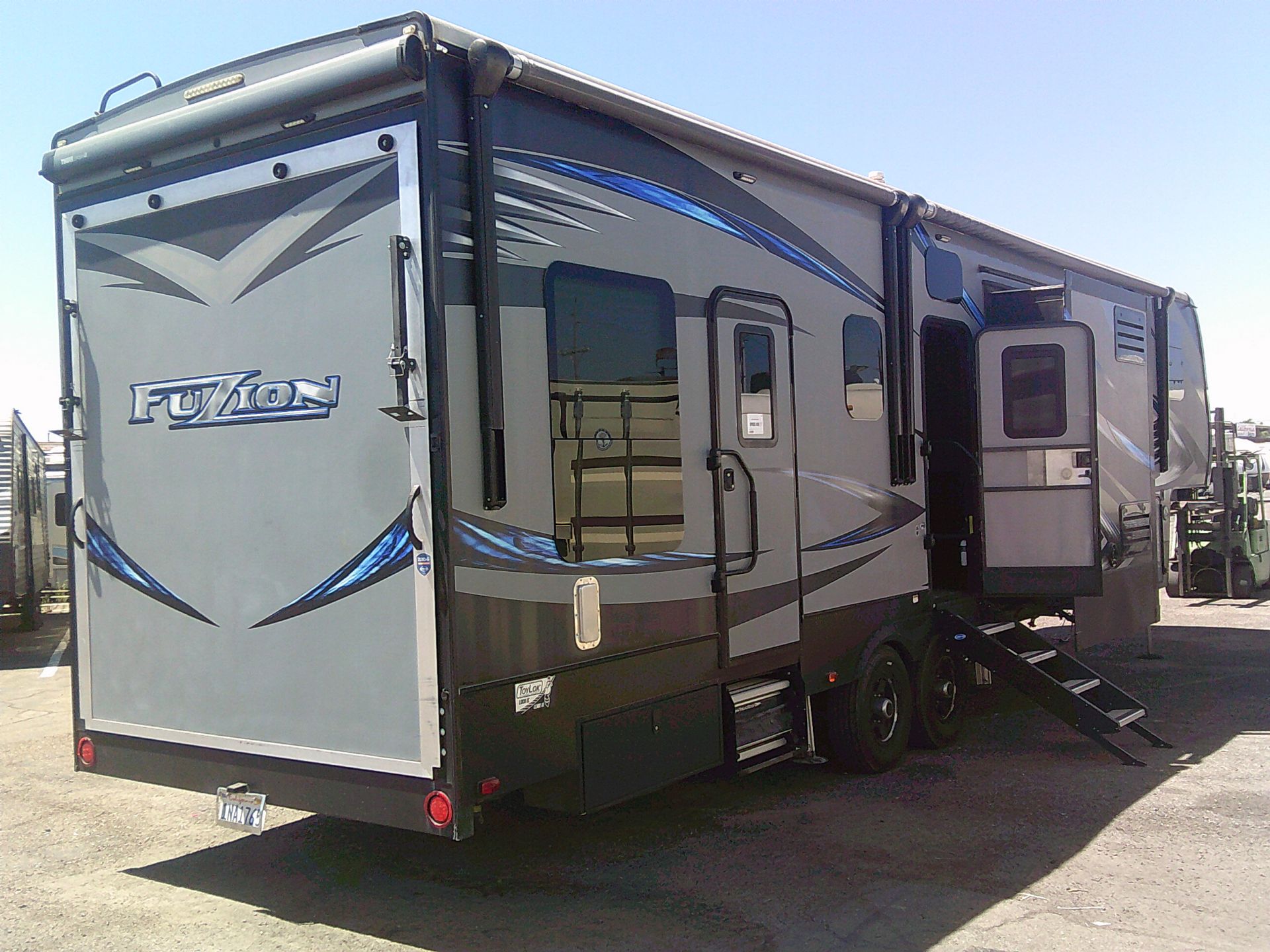 RV for sale: 2017 Keystone 5th wheel Fuzion Toy Hauler 39' in Lodi ...